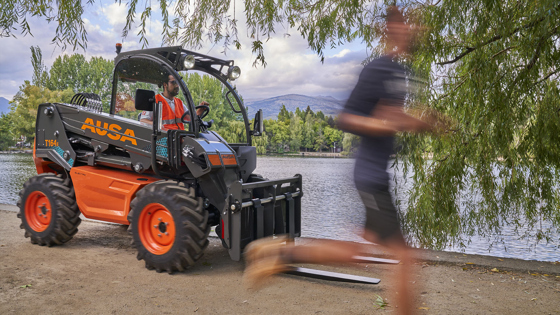 T164E electric telehandler | AUSA Official Website