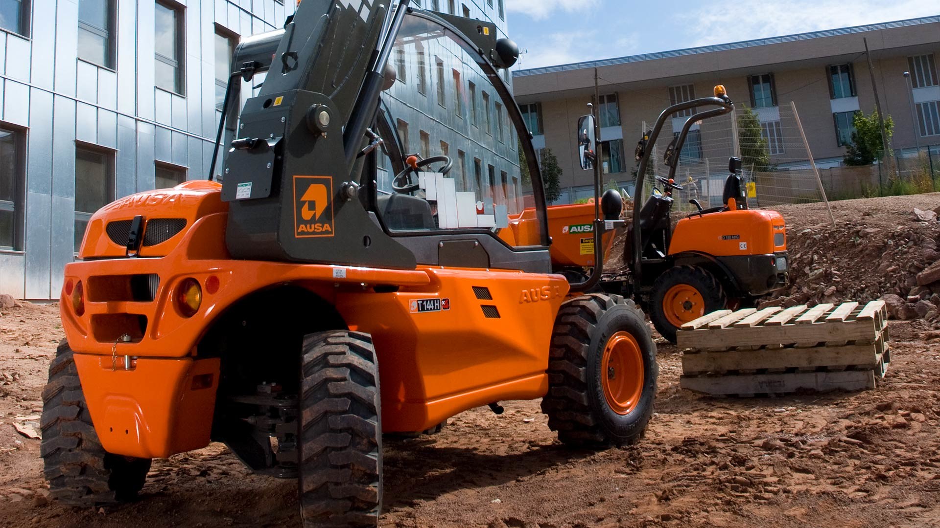 Ultra-compact telehandler T144H | AUSA Official Website