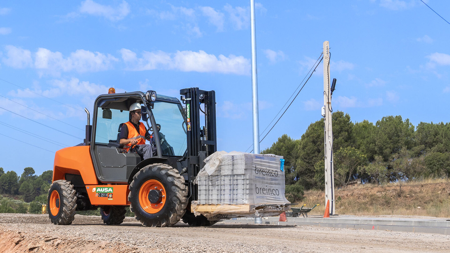 Carretillas elevadoras 4x4 - Descubre nuestros productos | AUSA Web Oficial